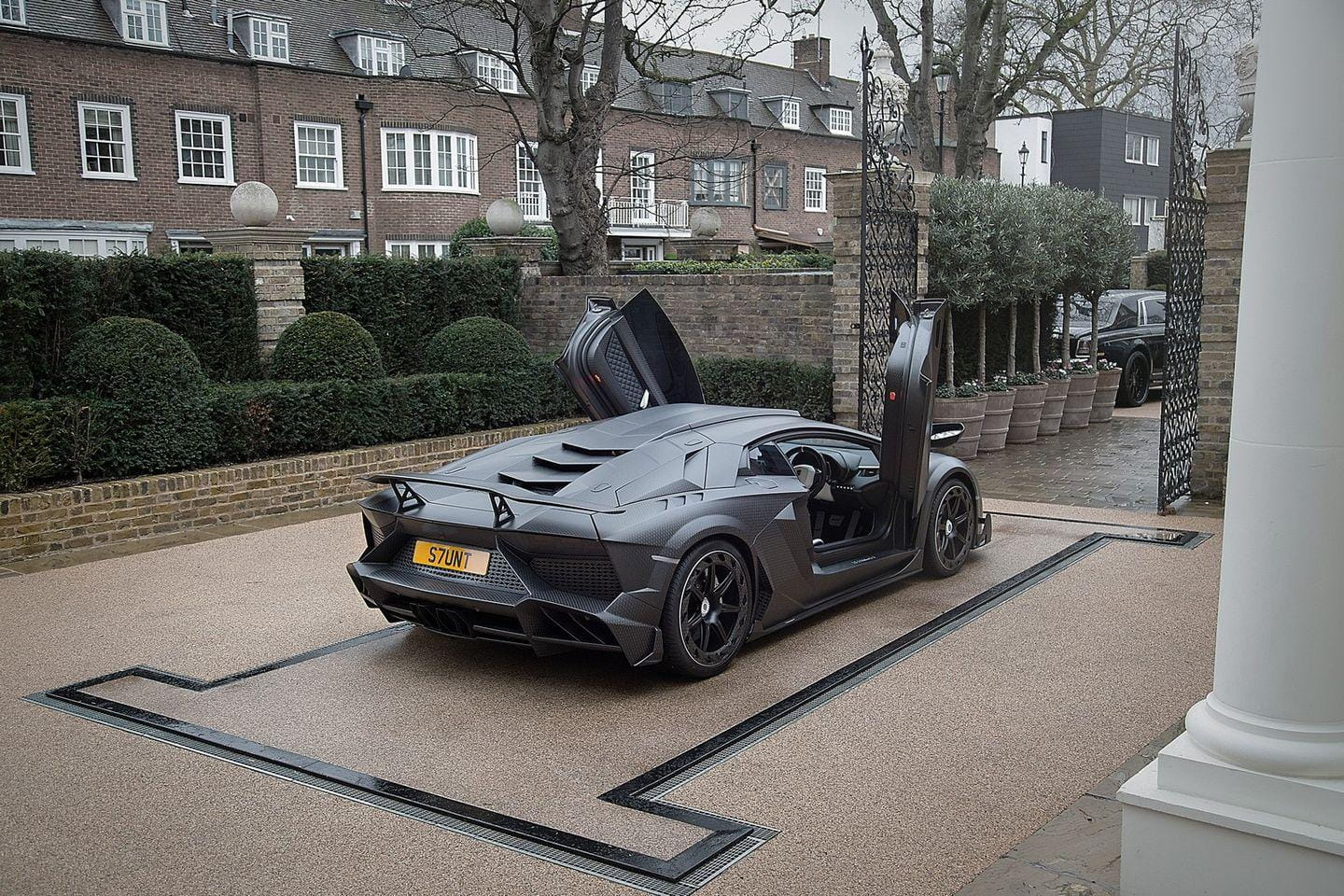 Mansory Aventador J.S. 1 Edition: Lamborghini y el exceso siguen yendo ...