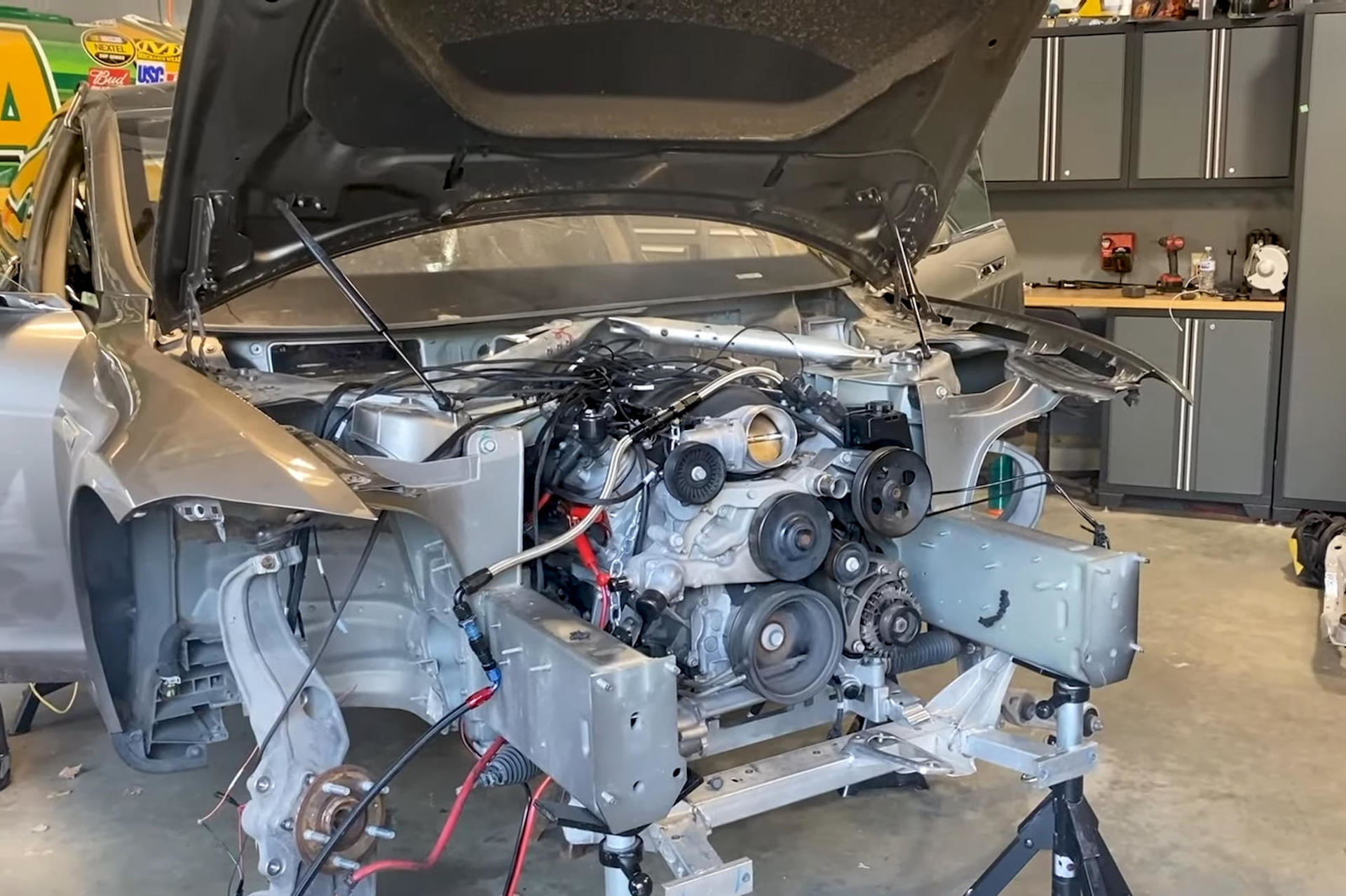 ¿Genialidad o herejía? Este Tesla Model S lleva un motor V8 Chevrolet y ...