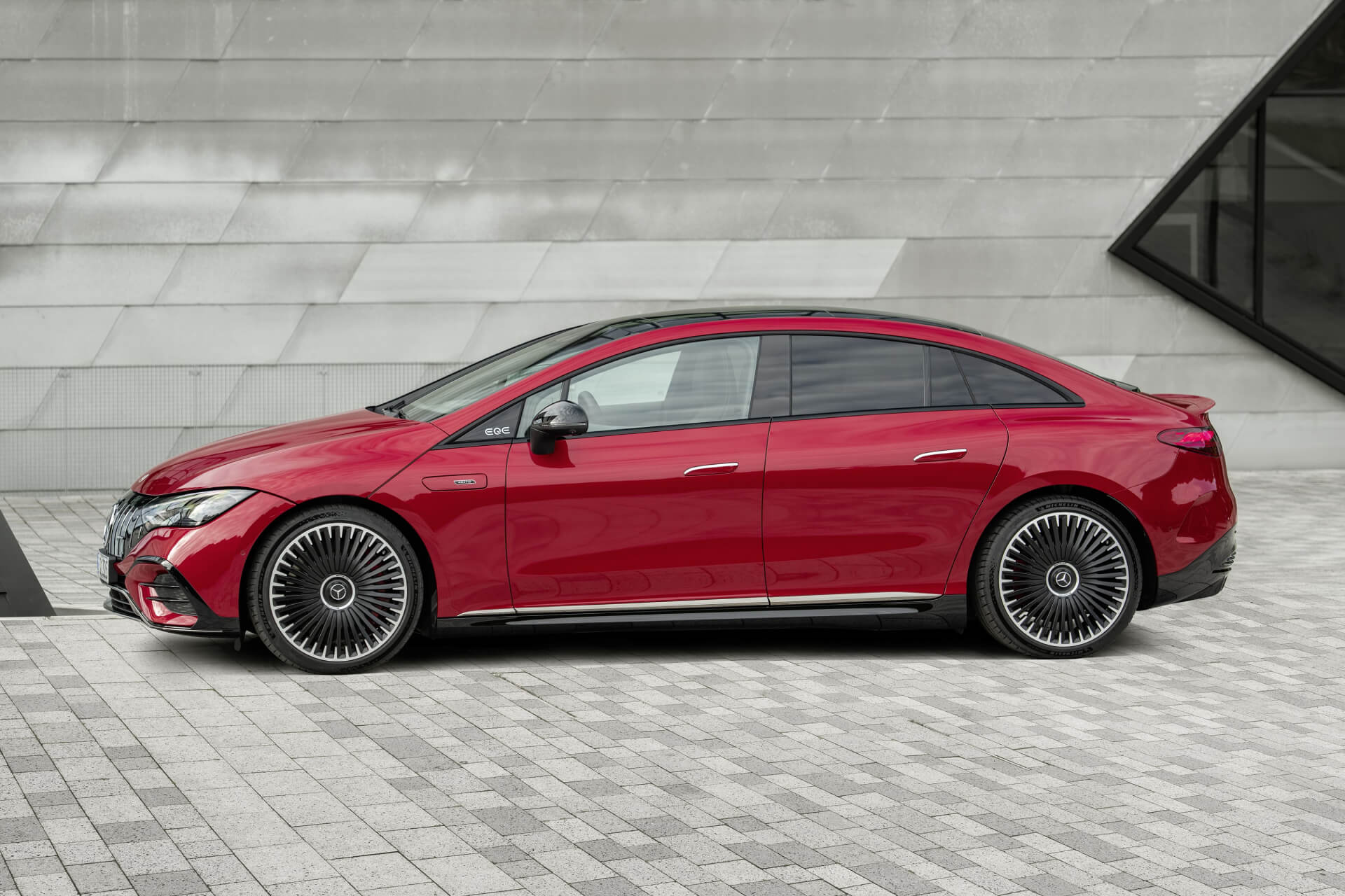 Mercedes dejará de fabricar los EQE y EQE SUV eléctricos en 2026