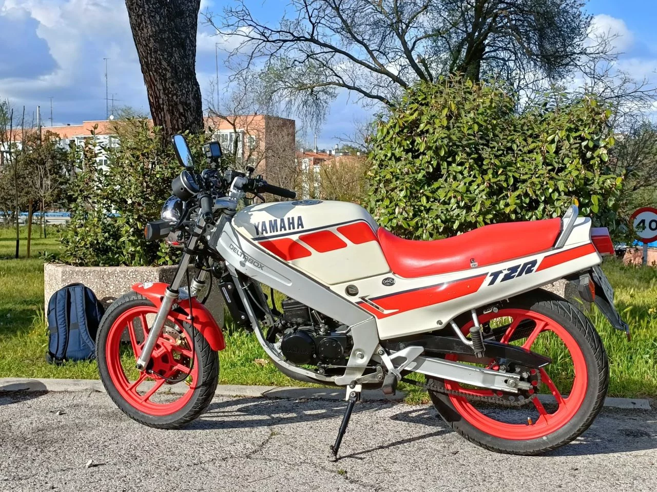 Prueba de la Yamaha TZR 80 en ciudad: una máquina irreverente