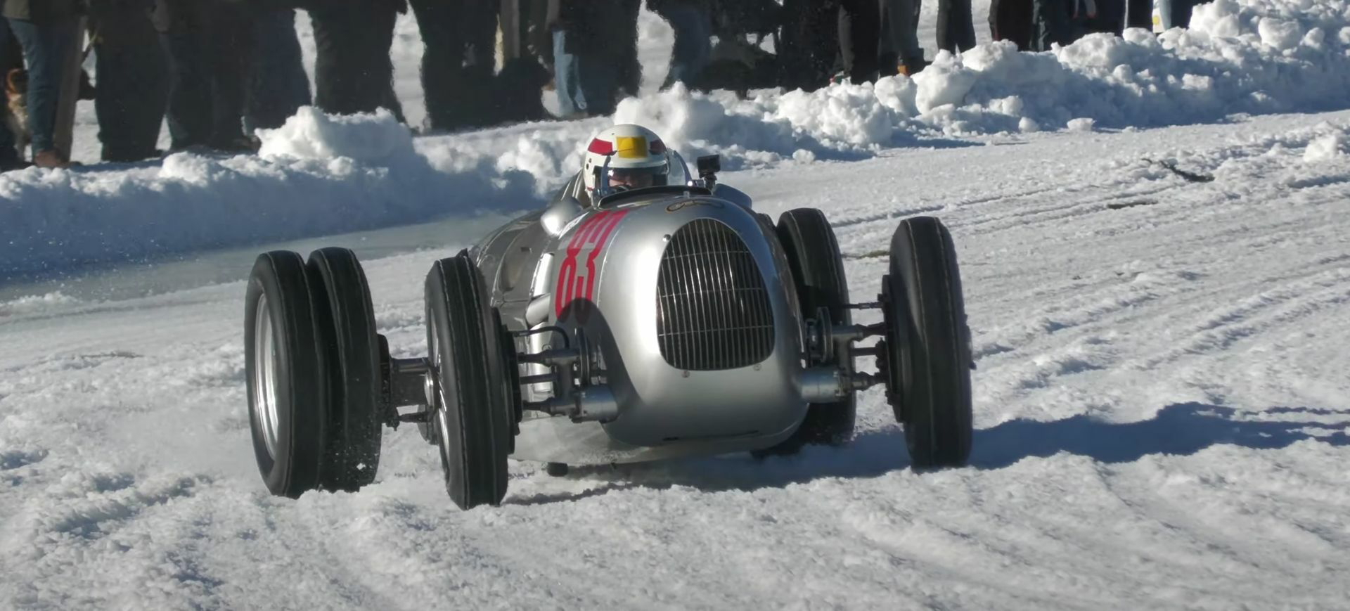 Retozando sobre el hielo con un salvaje Auto Union Type C de 1936 con motor V16 (+vídeo ...