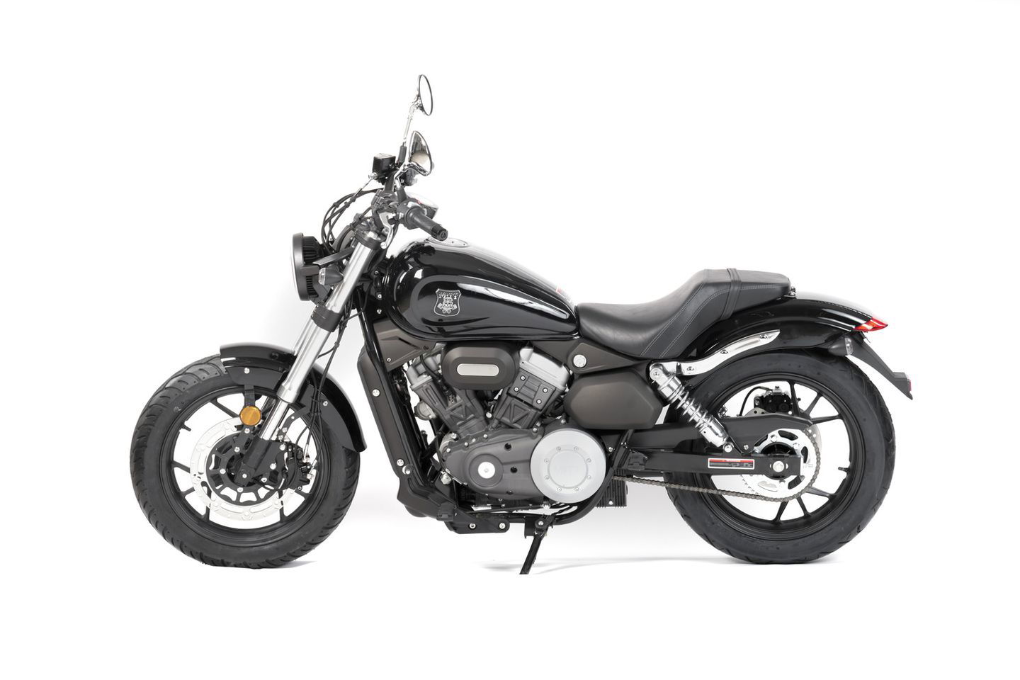 Custom, con motor V-twin y mucha presencia... pero puedes conducirla ...