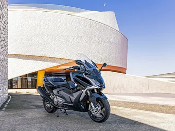 Este GTI de dos ruedas es taiwanés, tiene más de 50 CV y es la nueva ...