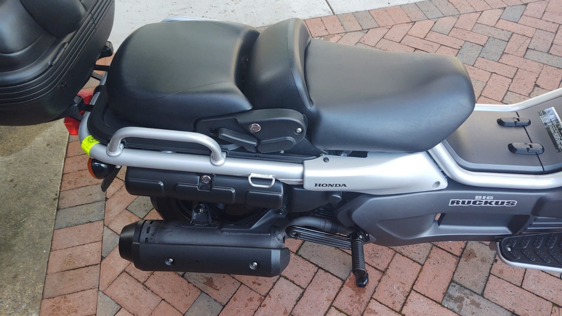 Honda Square X125, una "scooter todoterreno" con el asiento más cómodo y estética rompedora que ...