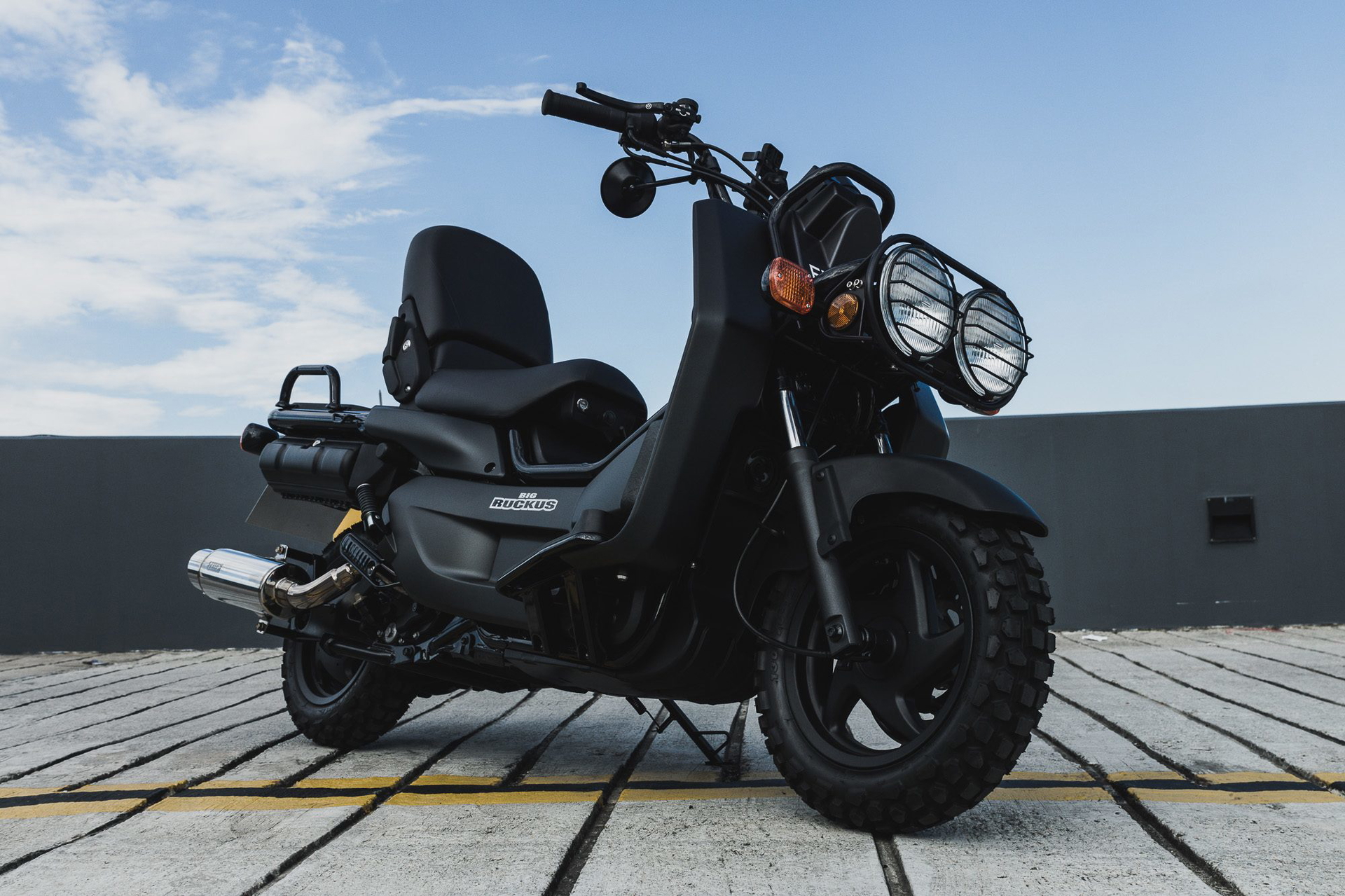 Honda Square X125, una "scooter todoterreno" con el asiento más cómodo y estética rompedora que ...