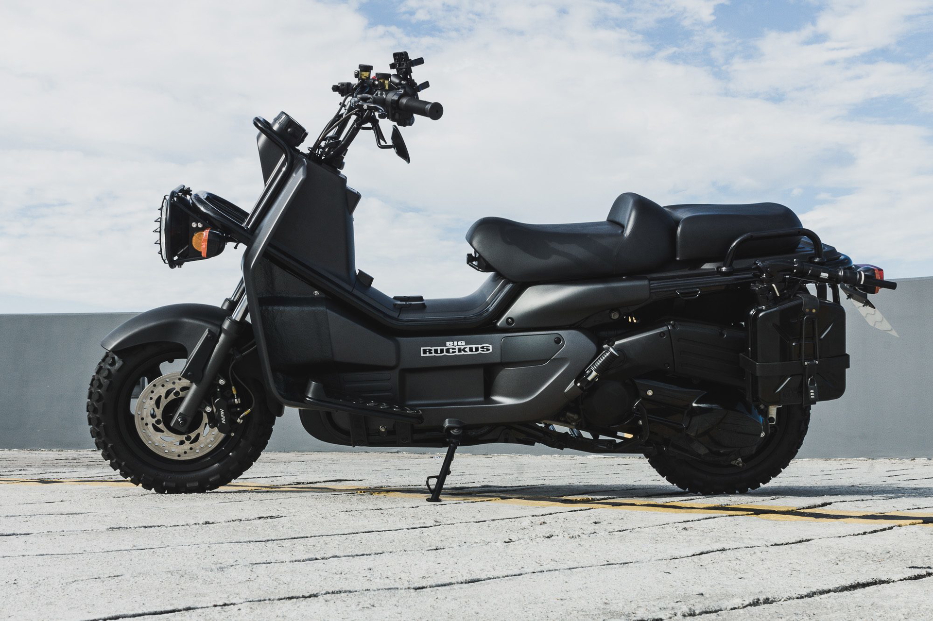 Honda Square X125, una "scooter todoterreno" con el asiento más cómodo y estética rompedora que ...