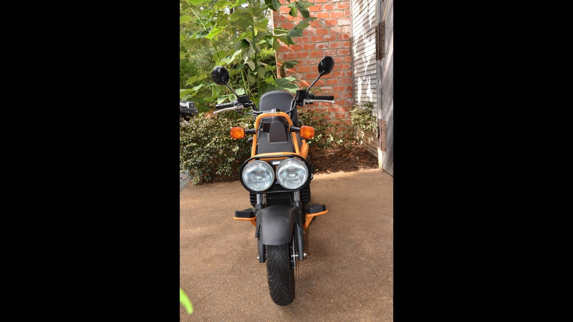 Honda Square X125, una "scooter todoterreno" con el asiento más cómodo y estética rompedora que ...