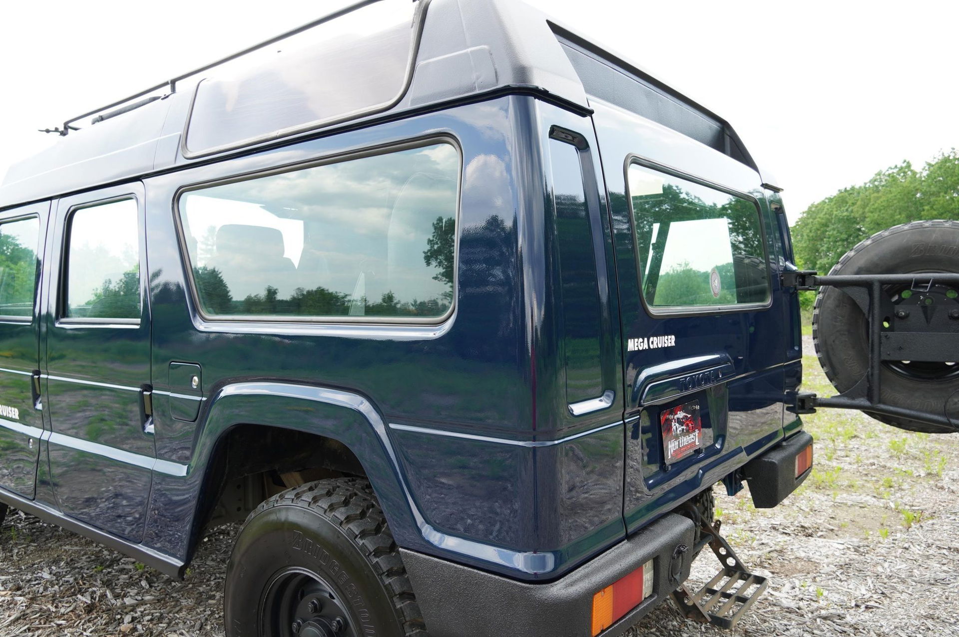 Toyota Mega Cruiser High Roof: El Hummer japonés con espacio para 10 ...