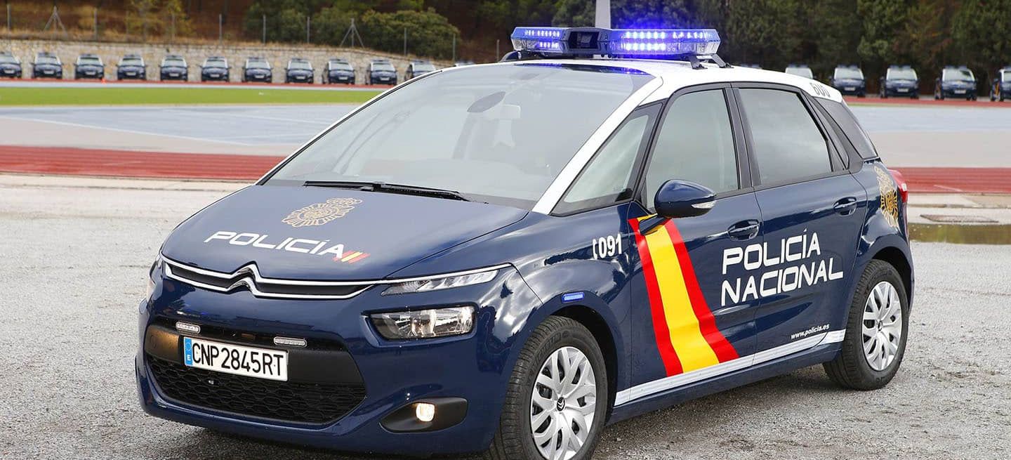 punto-tristeza-vagabundo-nuevos-vehiculos-policia-nacional-hacia-fuera