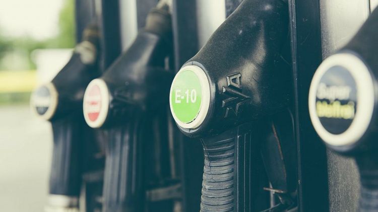 Es un tipo de gasolina, y está en algunas gasolineras, pero no todos los coches lo aceptan: así ...